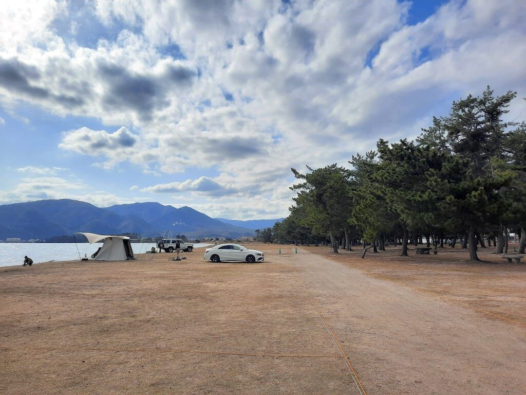 「白浜荘オートキャンプ場」 近江白浜の湖畔にある人気の林間キャンプ場|outdoor Shiga アウトドアシガ